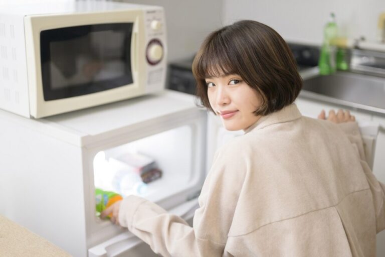 冷蔵庫の上に電子レンジを置いてもOK？注意点やおすすめ小型レンジも - RIRIFE リリフ