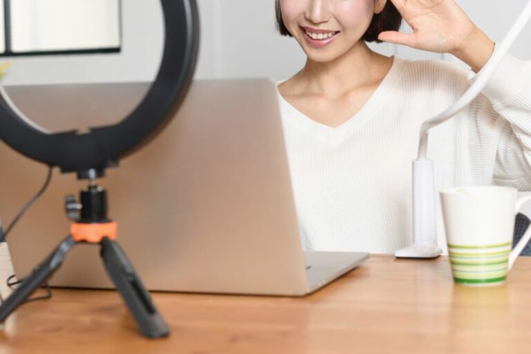 【顔を明るく映す】Webカメラ用ライトのおすすめを紹介！人気のリングライトやカメラ一体型も - RIRIFE リリフ