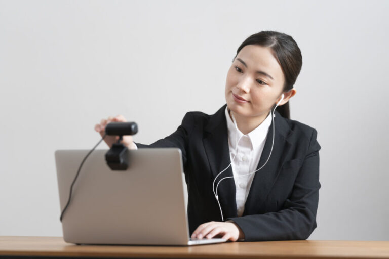 面接で使うWebカメラの設置方法や注意点とは？おすすめのWebカメラも紹介 - RIRIFE リリフ