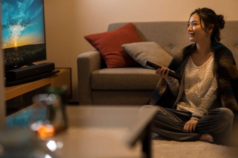 【2025年】おすすめの32型テレビ16選！サイズ感や安い人気メーカーも紹介 - RIRIFE リリフ