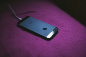 車でiPhoneを充電するのはよくない？デメリットと注意点を解説